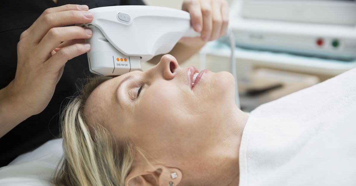 Anti-Aging-Behandlung mit Beauty-Tools gegen Falten